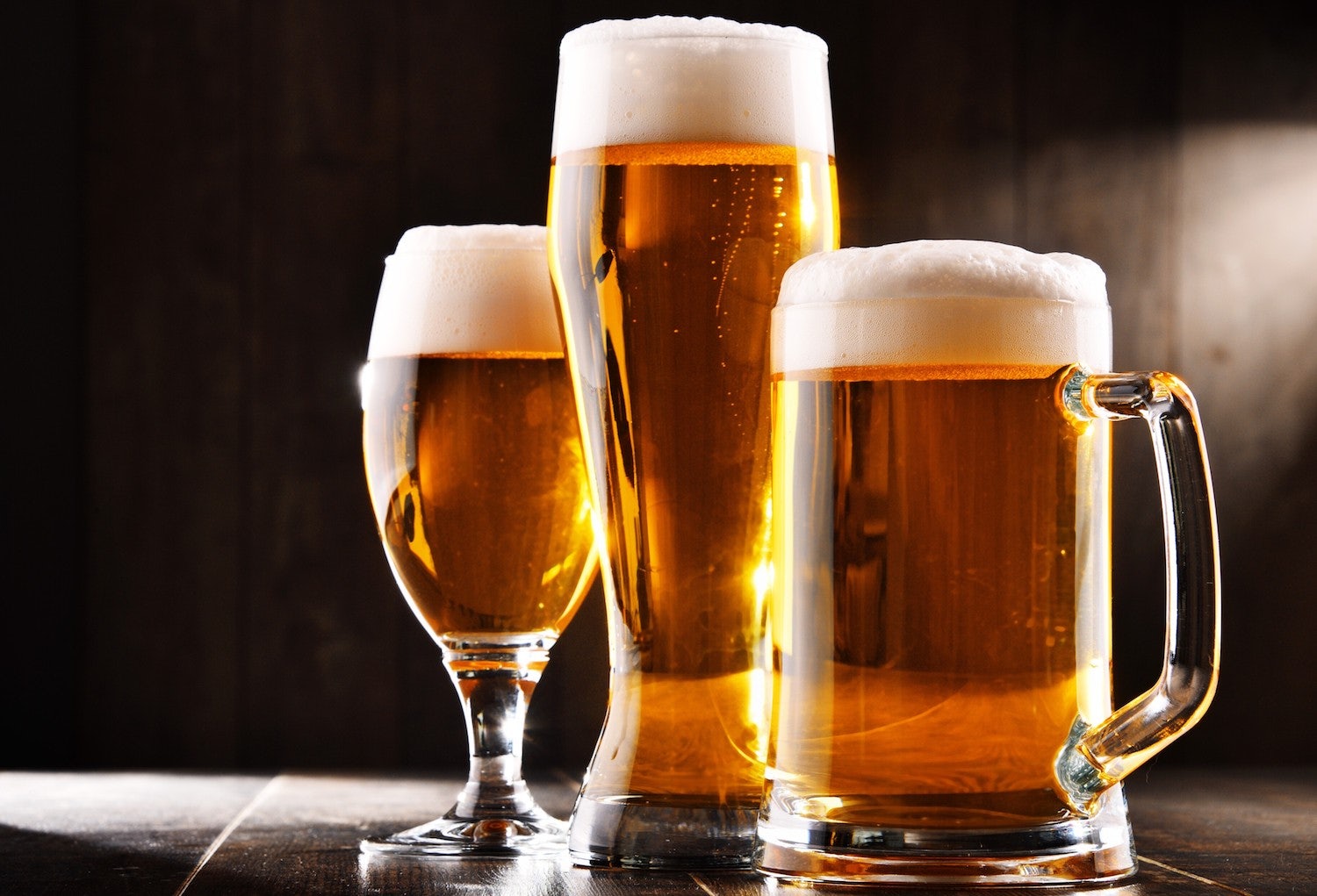 Niets zo duur als het eerste pintje.=Na één biertje volgen er meestal ...