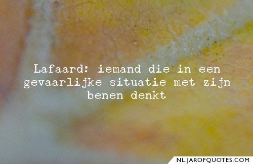 Een lafaard is iemand die in een gevaarlijke situatie met zijn benen ...