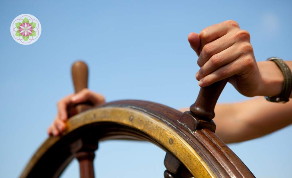 Aan het roer zitten. =De leiding hebben. | Oneliners op www.one-liners.nl