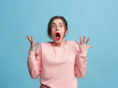 Zonder reden verbaast zijn.=Wat ziet zij er opgetakeld uit. | Oneliners ...